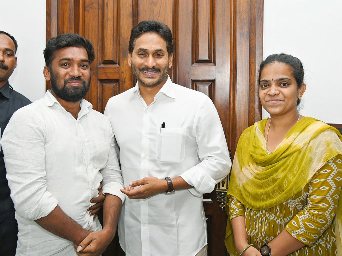 జననేత వైఎస్‌ జగన్‌కు అభిమాన వెల్లువ.. (ఫొటోలు) | YS Jagan Meet YCP Activists And Leaders In ...